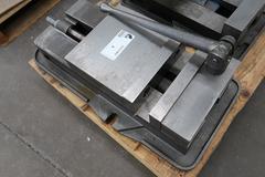 Kurt D100 10" Machine Vise with Steel Jaws & Handle | Machines Used
