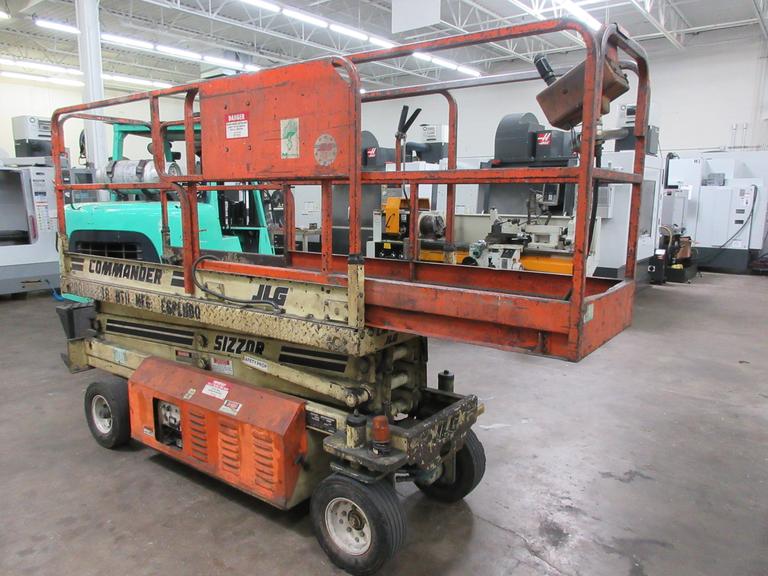 Machines Used JLG CM 2033 Scissor Lift With 20 Max Platform Height